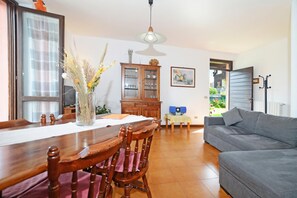 Casa Familiar, vários quartos, 2 casas de banho, junto à montanha (Casa Lina) | Sala de estar | Televisor de ecrã plano de 21 polegadas com canais via satélite 