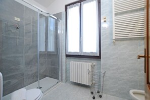 Casa Familiar, vários quartos, 2 casas de banho, junto à montanha (Casa Lina) | Casa de banho | Um polibã, um bidé, toalhas fornecidas, sabão 