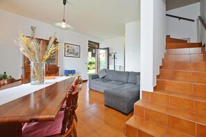 Casa Familiar, vários quartos, 2 casas de banho, junto à montanha (Casa Lina) | Sala de estar | Televisor de ecrã plano de 21 polegadas com canais via satélite 