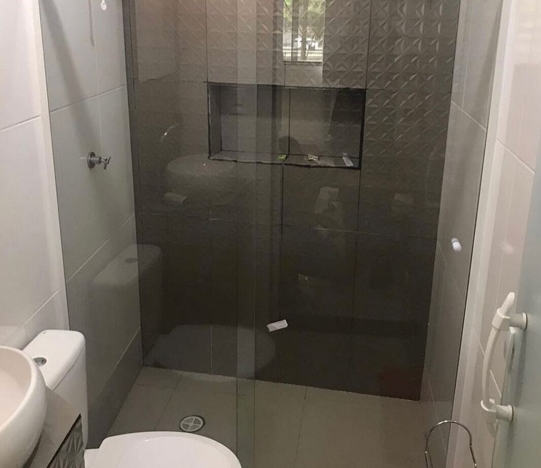 Quarto duplo, vista para a cidade | Banheiro | Secador de cabelo (mediante solicitação), chinelos, toalhas de banho 