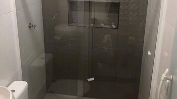 Quarto duplo, vista para a cidade | Banheiro | Secador de cabelo (mediante solicitação), chinelos, toalhas de banho