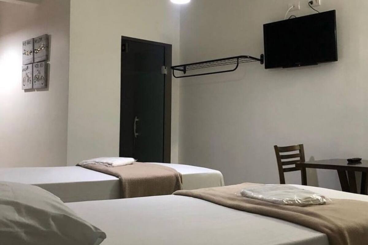 Quarto duplo, vista para a cidade | Escrivaninha, espaço de trabalho para notebook, cortinas blackout