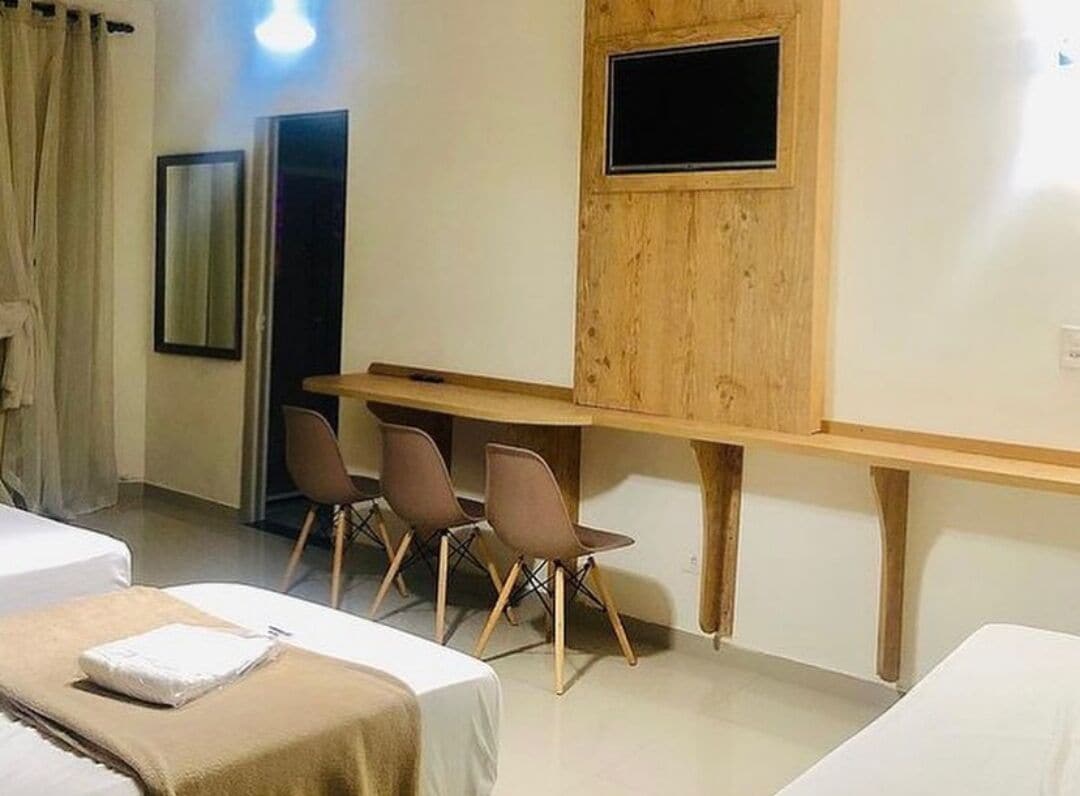 Quarto triplo, vista para a cidade | Escrivaninha, espaço de trabalho para notebook, cortinas blackout