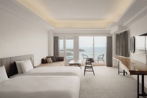 Quarto Triplo Standard, não fumadores, terraço (50SQM,Jacuzzi bath) | Cofre no quarto, Wi-fi grátis, roupa de cama fornecida 