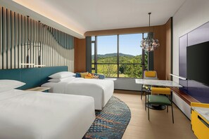 Quarto, 2 camas de casal, vista para o parque | Cofre no quarto, secretária 