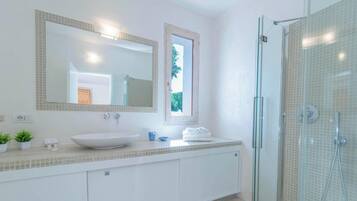 Apartamento família, vários quartos, 2 banheiros (Casa Ortensia) | Banheiro | Chuveiro, secador de cabelo, bidê, toalhas de banho