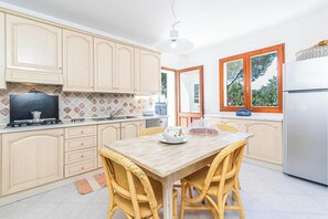 Apartamento família, 3 quartos, 2 banheiros (Casa Ortensia) | Cozinha privada | Geladeira, micro-ondas, fogão, cooktop