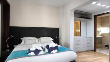 Suite | Cofre no quarto, secretária, cortinas/cortinados opacos