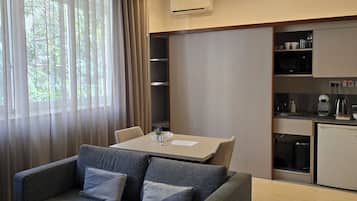Suite | Cofre no quarto, secretária, cortinas/cortinados opacos