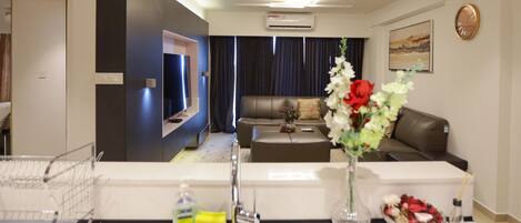 Apartamento família, vista para a piscina | Área de estar