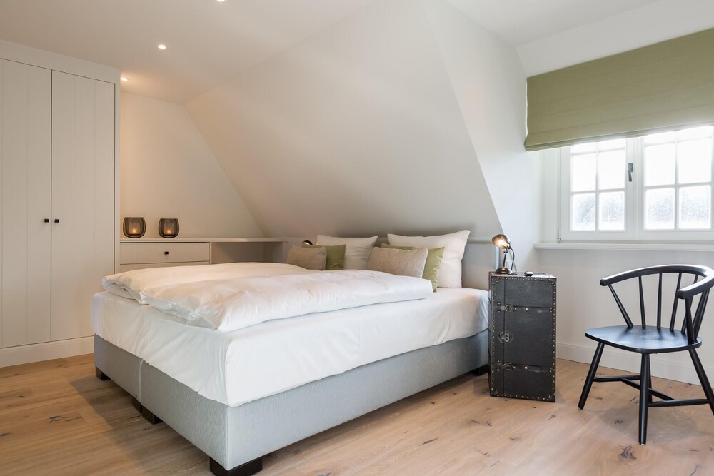 This semi-detached house under thatch with the name "West Side" leaves ...