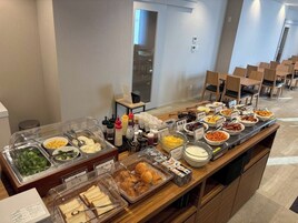 Café da manhã com buffet todos os dias (JPY 800 por pessoa) 