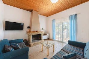Casa família, 2 quartos (To Pournari Beachside Garden House) | Sala de estar | Lareira