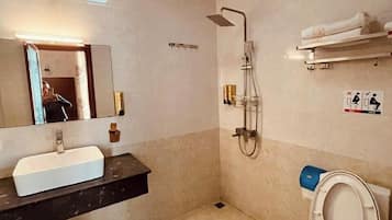 Chuveiro, produtos de toalete grátis, secador de cabelo, chinelos