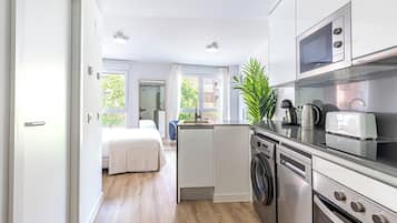Estúdio Comfort | Cozinha privada | Um frigorífico, um micro-ondas, um forno, uma placa de cozinha