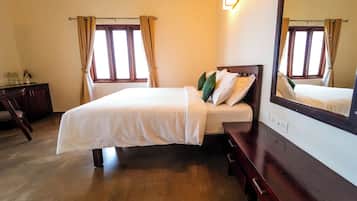 Quarto Duplo Deluxe, varanda | Minibar, quartos insonorizados, Wi-fi grátis, roupa de cama fornecida