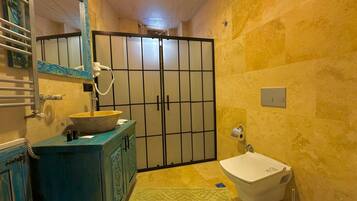 Quarto standard, vista para o vale | Banheiro | Secador de cabelo, chinelos, piso aquecido, toalhas de banho