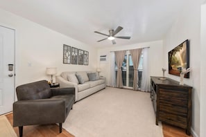Apartamento em Condomínio Fechado, 2 quartos | Sala de estar | Smart TV