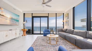 Condo, 4 quartos | Área de estar