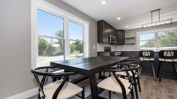 Condo, sacada, vista para o jardim | Área de estar | TV