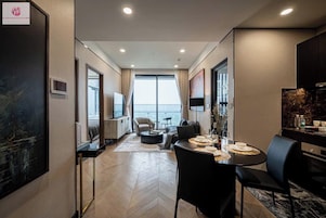 Apartamento Panorâmico, 1 cama king-size, Vista para a cidade | Sala de estar | Televisor de ecrã plano de 24 polegadas com canais por cabo
