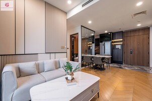 Apartamento de Luxo, 2 quartos, Vista para a cidade | Sala de estar | Televisor de ecrã plano de 24 polegadas com canais por cabo 