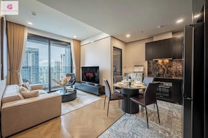 Apartamento superluxo, 2 quartos, vista para a cidade | Área de estar | TV de tela plana 24 polegadas com canais a cabo, livros