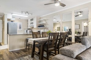 Condo, 1 cama Queen e sofá-cama, cozinha, vista para o campo de golfe (Dream on the Green) | Opções para refeição