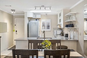 Condo, 1 cama Queen e sofá-cama, cozinha, vista para o campo de golfe (Dream on the Green) | Cozinha privada | Geladeira, micro-ondas, fogão, cooktop
