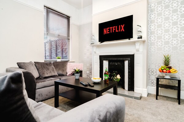 Cosy 4-bed - Sleeps 7, Garden & Pet-friendly - Birmingham