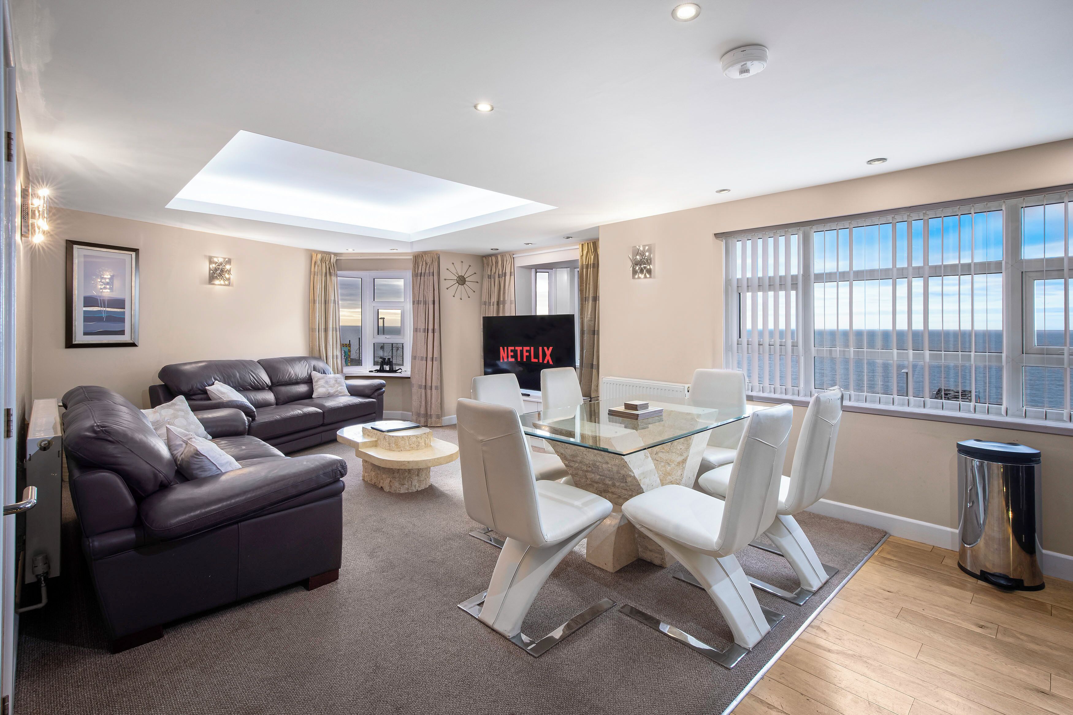10 Queen Suite 5-Star, 3 Bedrooms, Sea View, Beachfront (plus 1 free baby) | Sala de estar | Smart TV de 50 polegadas com canais digitais, Netflix 