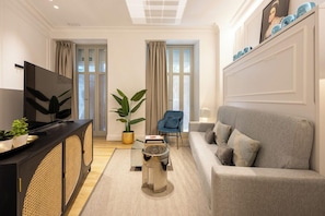 Quarto casal ou duplo luxo | Área de estar | Smart TV 42 polegadas com canais digitais