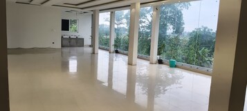 Um quarto espaçoso com uma janela grande, pia e armário.