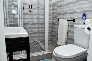 Quarto Duplo de Luxo | Casa de banho | Um polibã, artigos de higiene pessoal grátis, toalhas fornecidas 