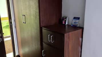 Quarto Duplo Standard | Secretária, secretária adequada para computadores portáteis