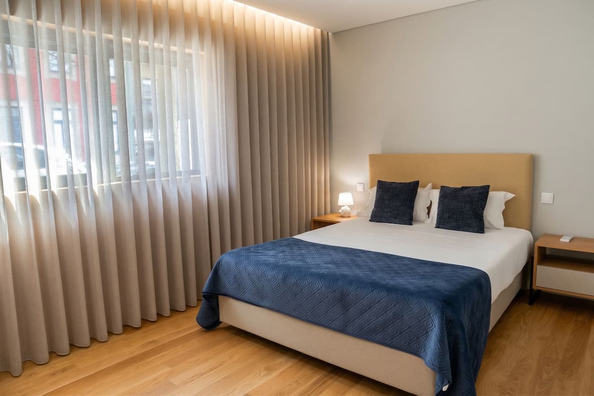 Apartamento Comfort, 1 quarto, pátio, Vista para a cidade | Secretária adequada para computadores portáteis, quartos insonorizados