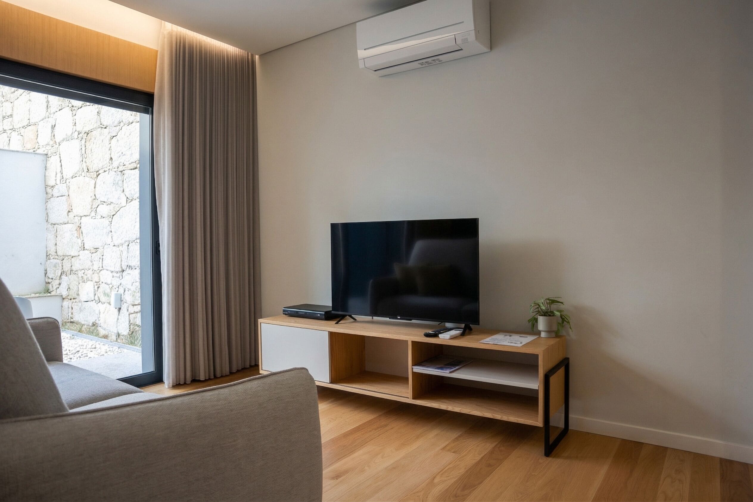 Apartamento Comfort, 1 quarto, pátio, Vista para a cidade | Sala de estar | Televisor LCD de 43 polegadas com canais por cabo 