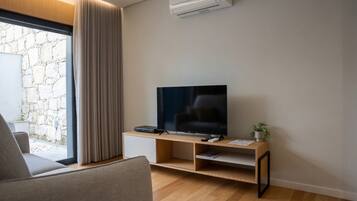 Apartamento Comfort, 1 quarto, pátio, Vista para a cidade | Sala de estar | Televisor LCD de 43 polegadas com canais por cabo