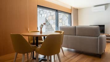 Apartamento Comfort, 1 quarto, pátio, Vista para a cidade | Sala de estar | Televisor LCD de 43 polegadas com canais por cabo