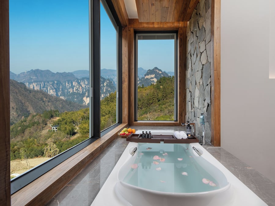 Quarto Quádruplo Familiar, várias camas, casa de banho privativa, vista para a colina | Casa de banho | Artigos de higiene pessoal grátis, um secador de cabelo, roupões