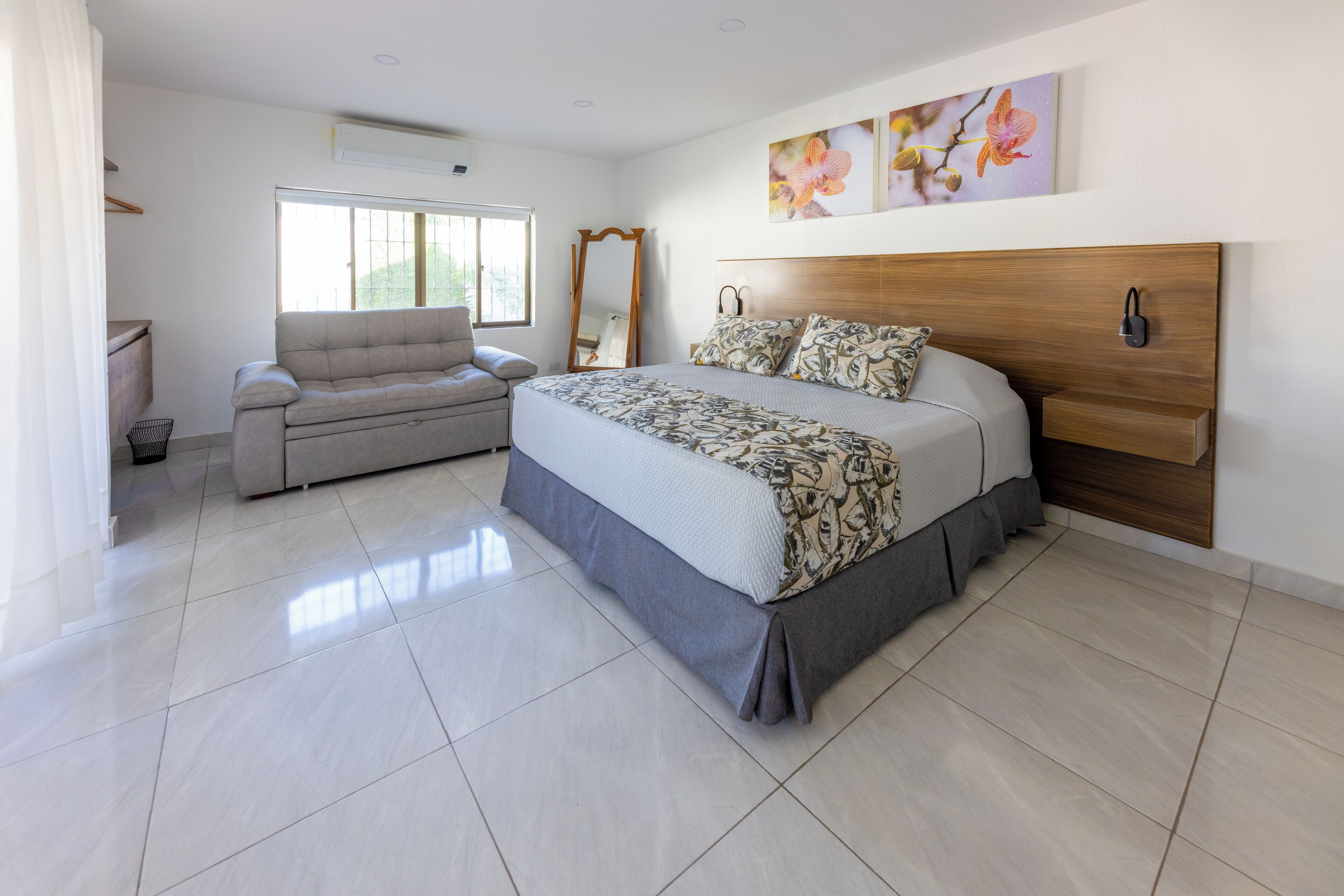 Quarto casal luxo, 1 cama King e sofá-cama, sacada, vista para a piscina | Roupas de cama premium, frigobar, escrivaninha, Wi-Fi de cortesia