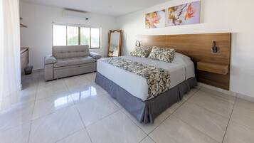 Quarto casal luxo, 1 cama King e sofá-cama, sacada, vista para a piscina | Roupas de cama premium, frigobar, escrivaninha, Wi-Fi de cortesia