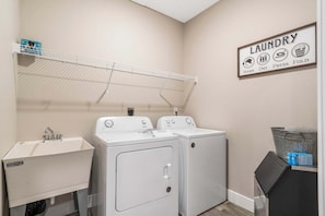 Apartamento em Condomínio Fechado, várias camas, banheira de hidromassagem grande (On The Rocks) | Interior