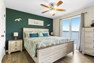 Apartamento em Condomínio Fechado, várias camas, varanda (Sunset View at Anchor’s Point) | 2 quartos, com decoração personalizada, com mobília individualizada
