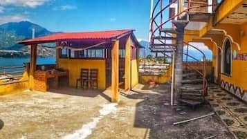 Quarto casal ou duplo clássico, varanda, vista para a praia | Área de estar