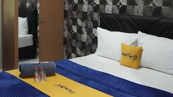 Quarto Duplo Deluxe, vista para o jardim | Secretária, secretária adequada para computadores portáteis