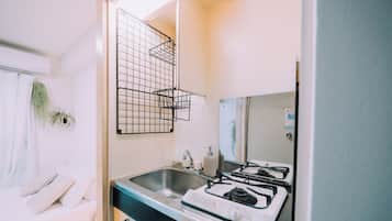 Apartamento, 1 cama de casal, não fumadores | Cozinha privada | Um micro-ondas, uma placa de cozinha, utensílios de cozinha