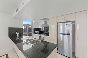 Geladeira, fogão, cooktop, lava-louças