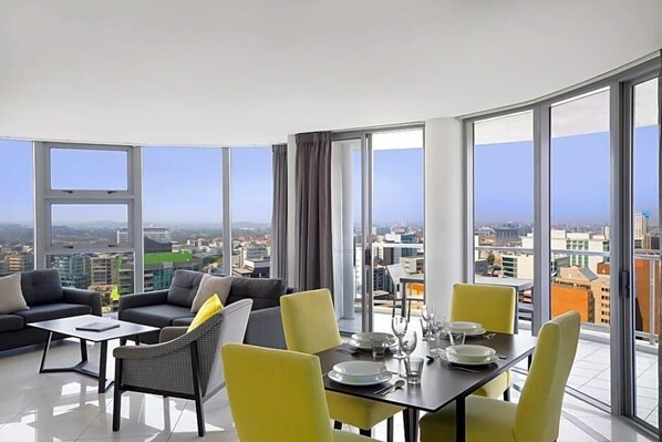 Three Bedroom Three Bathroom Split Level City View Penthouse | Sala de estar | Televisor 