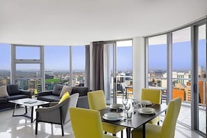 Three Bedroom Three Bathroom Split Level City View Penthouse | Vista do quarto